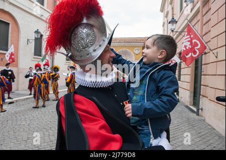 Italy, Rome, Vatican, 2022/05/06 New Swiss Guards wait prior to the ...