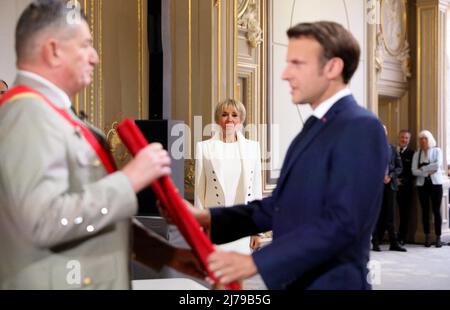 General Benoît Puga presents the insignia of Grand Master of the Legion ...