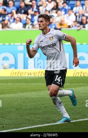 Patrik Schick ( Bayer 04 Leverkusen ) im Zweikampf mit Adam Sevinsky ...