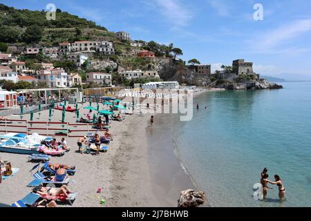 Erchie - Turisti sulla spiaggia Stock Photo - Alamy