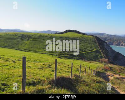 Route to the Gorliz Lighthouse, from the beach and between cliffs ...