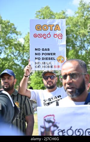 A couple of hundreds Sri Lankan couninues protest Go Home Gota ...