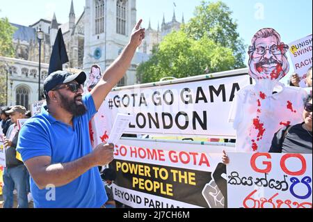 A couple of hundreds Sri Lankan couninues protest Go Home Gota ...