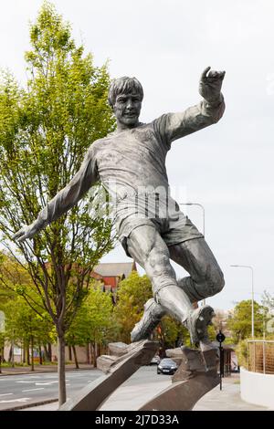 Bronze statue of Emlyn Hughes by sculptor Chris Kelly, Barrow-in ...