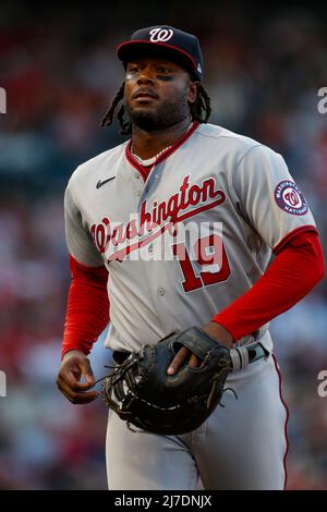 Washington Nationals' Josh Bell (19) gestures to the bullpen after ...