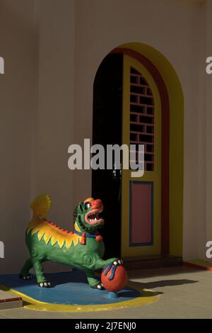 Sculpture of a guardian figure at Pulo Kemaro (Kemaro island) temple ...