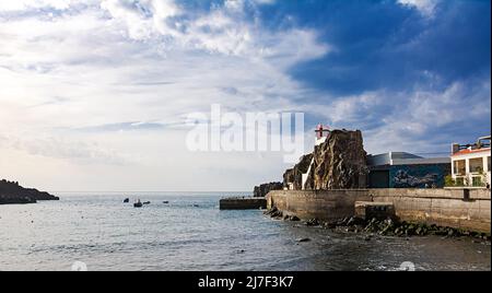 madeira bay lighthouse Stock Photo - Alamy