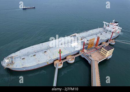 QINGDAO, CHINA - MAY 9, 2022 - A foreign tanker offloads imported crude ...