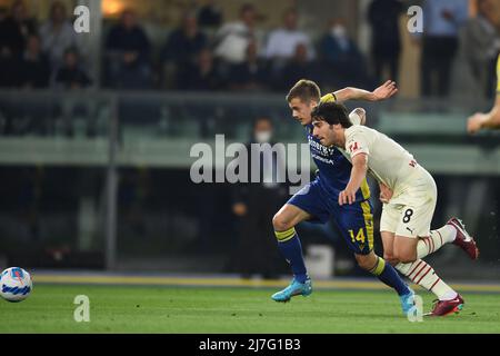 Ivan Ilic (Hellas Verona) Sandro Tonali (Milan) during the Italian ...