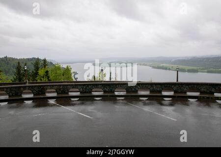 Vista House sits on the cliffside overlooking the Columbia River Gorge ...