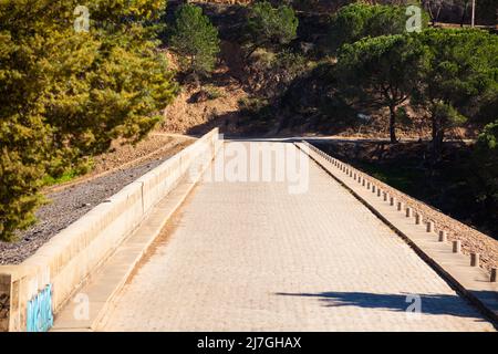 Barragem do Arade, Arade dam and reservoir, Algarve, Portugal Stock ...