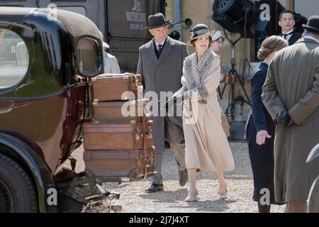 DOWNTON ABBEY, from left: Elizabeth McGovern, Harry Haddon-Paton, Laura ...