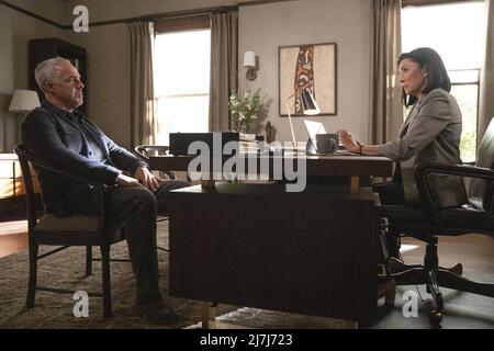 BOSCH: LEGACY, from left: Mimi Rogers, Titus Welliver, Michael Scott ...