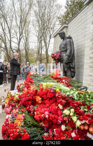 Bronze Soldier monument in Tallinn Military Cemetery Stock Photo - Alamy