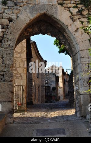 Castle of Lacoste medieval village in the Luberon known for its castle ...