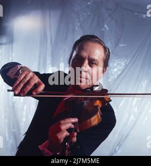Helmut Zacharias, deutscher Geiger und Komponist, Portraitaufnahme auf ...