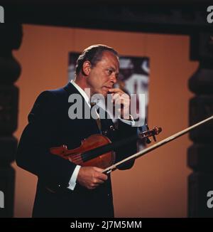 Helmut Zacharias, deutscher Geiger und Komponist, Portraitaufnahme auf ...