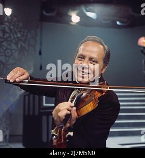 Helmut Zacharias, deutscher Geiger und Komponist, Portraitaufnahme auf ...