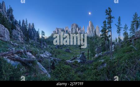 The moon sets as the massive spires of the Black Hills catch the Stock ...