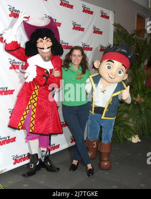 JAKE AND THE NEVER LAND PIRATES, l-r: Captain Hook, Mama Hook in ...