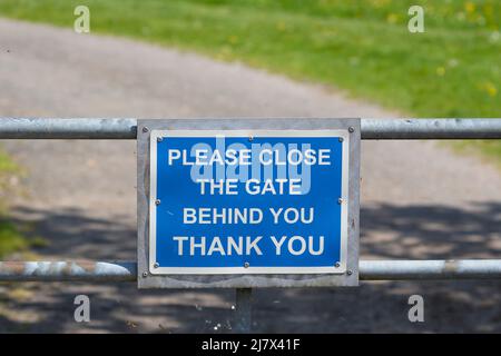 Polite, countryside footpath notice to walkers & ramblers saying ...