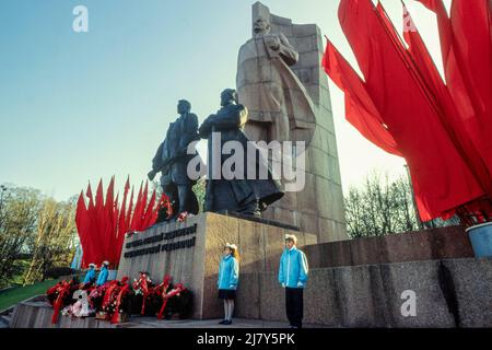 Schools conduct ceremonies at the statue of Lenin in the Lenin Museum ...