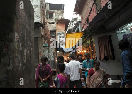 An alley of a market in Varanasi, Uttar Pradesh, India Stock Photo - Alamy