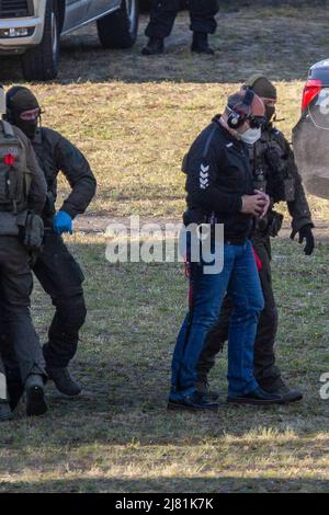 The defendant Thomas Drach, right, arrives by helicopter at the Cologne ...