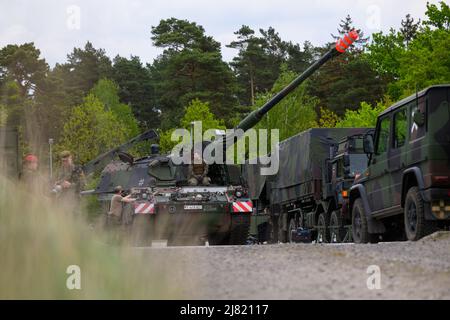 Bergen, Germany. 10th May, 2022. Soldiers of the German Army repair a ...