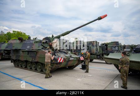 Bergen, Germany. 10th May, 2022. Soldiers of the German Army repair a self-propelled howitzer ...