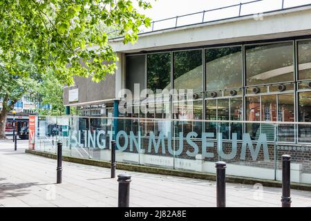 The Finsbury branch of Islington libraries on St. John Street, London ...