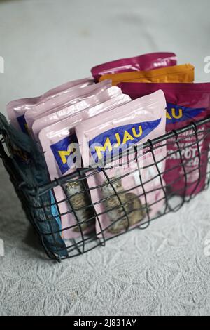 Mjau, cat food Stock Photo - Alamy