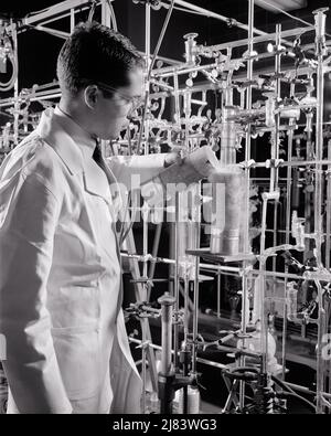 Old male chemist working in the lab Stock Photo - Alamy