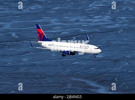 Delta airlines Boeing 737 plane at Cancun airport, Mexico Stock Photo ...