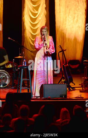HOLLYWOOD, FLORIDA - MAY 11: Lauren Alaina and Lainey Wilson perform ...