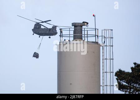 Views from Yelland Quay in North Devon as military Chinook exercise ...