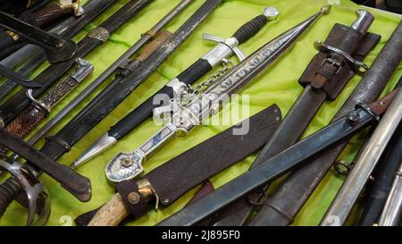 Knives, clinkers, chive, dirk, poniard, snickersnee, stiletto and other ...