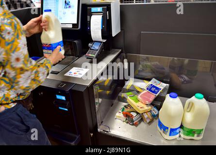 Woman shopper at Checkout at ALDI store London England Stock Photo - Alamy