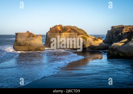 Rock formations, Waverly Beach, South Taranaki, North Island, New ...
