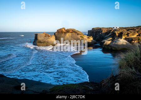 Rock formations, Waverly Beach, South Taranaki, North Island, New ...