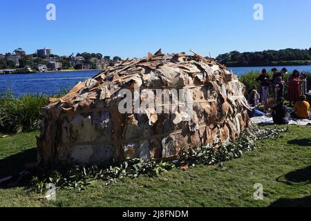Traditional aboriginal shelter Stock Photo - Alamy