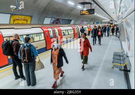Northbound platform of the Northern Line, Bank Branch, at Euston ...