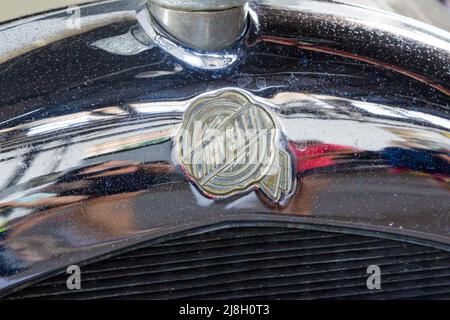 Chrysler American car front badge Stock Photo - Alamy