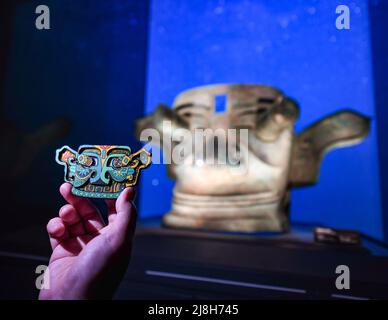 Bronze Mask Relics of Sanxingdui in Ancient China Stock Photo - Alamy