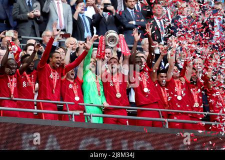 JORDAN HENDERSON LIFTS FA CUP, CHELSEA V LIVERPOOL, 2022 Stock Photo ...