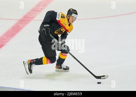#18 Team Germany T. Stutzle #16 Team Canada M. Geekie Face off ©2022 ...
