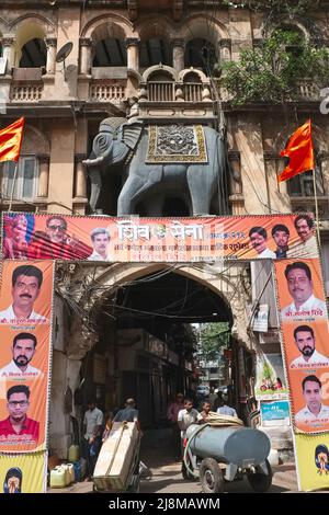 Kalbadevi Road in Mumbai, India, Swadeshi Market, a textile market in ...
