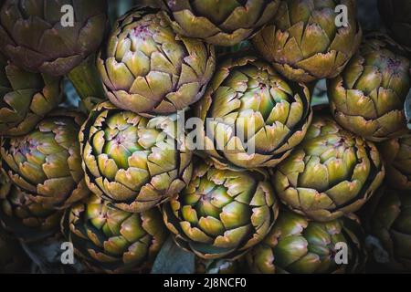 Close up artichoke pile at the market Stock Photo - Alamy