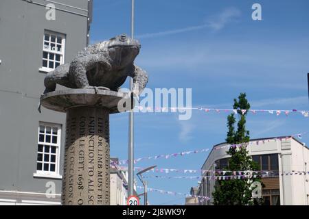 Toad (Crapaud) on a Column sculpture, Charing Cross, St Helier, Jersey ...