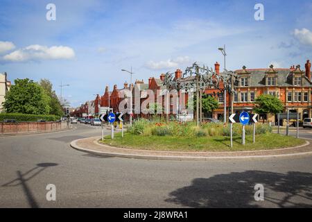 Hoylake Town Centre, Hoylake roundabout with birds sculpture Stock ...